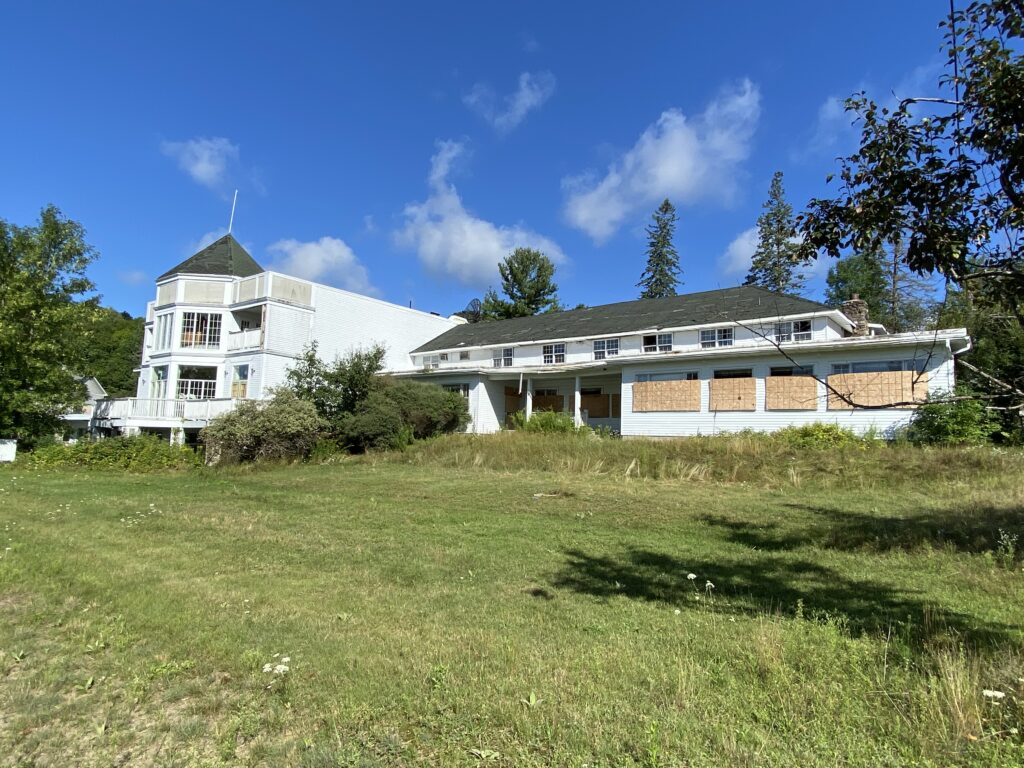 Owners propose demolition of Wigamog Inn | The Highlander