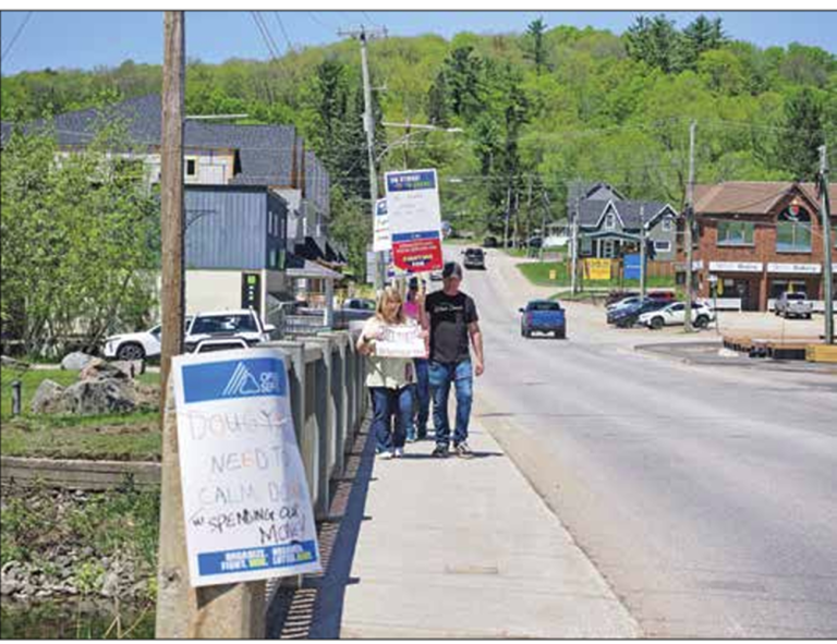 Front-line social workers hit picket line | The Highlander